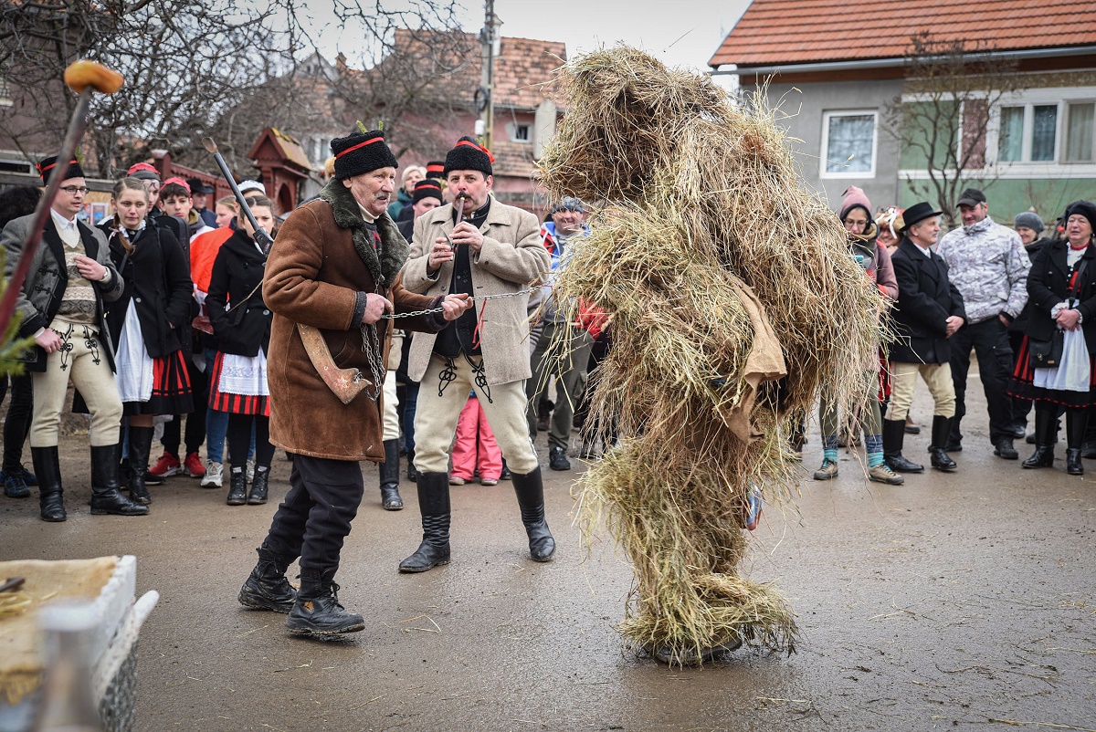Itt a farsang, áll a bál! • Hargita Népe