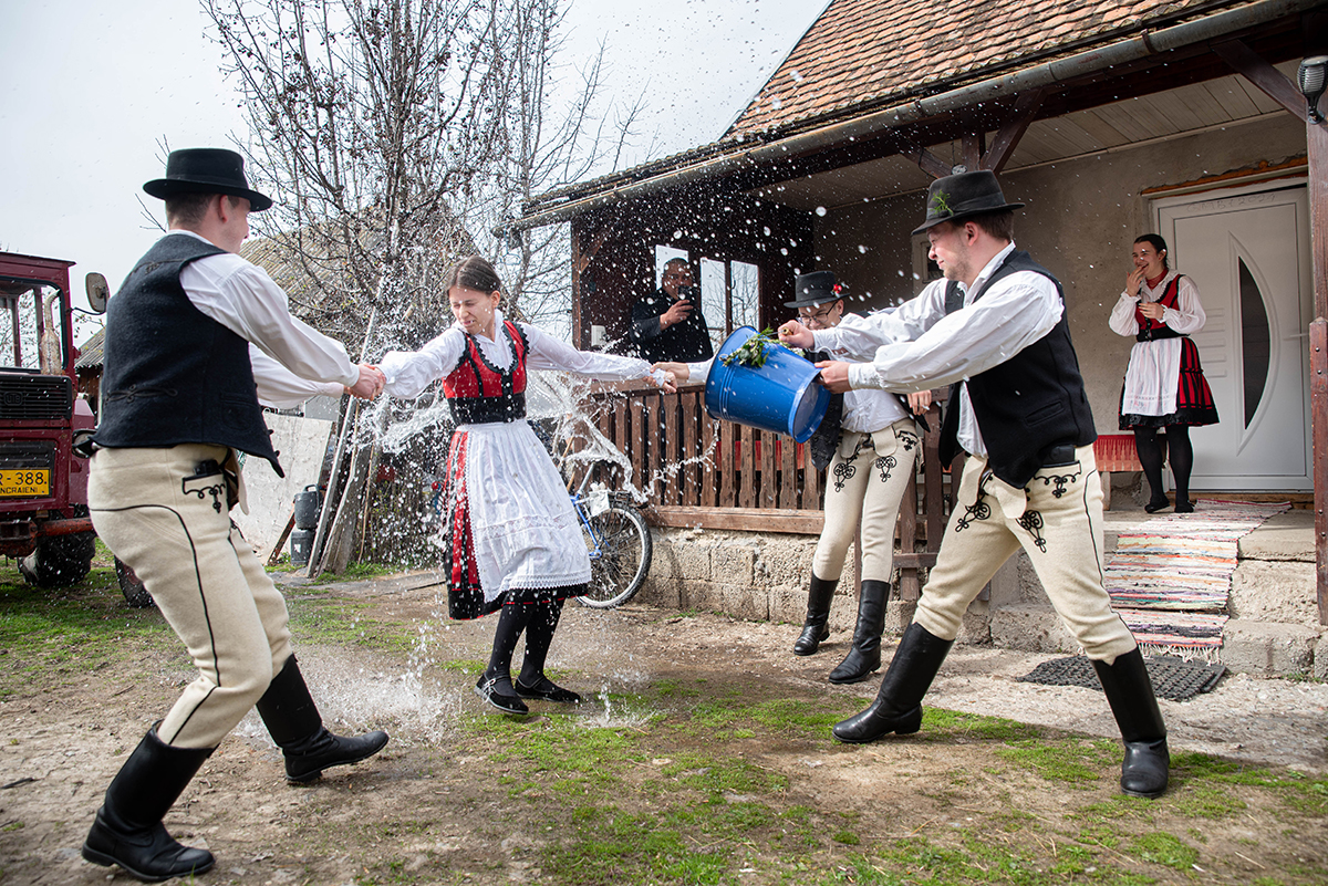 „Az hideg, friss víztől megnőnek a lányok, A kosárba gyűljenek a piros ...